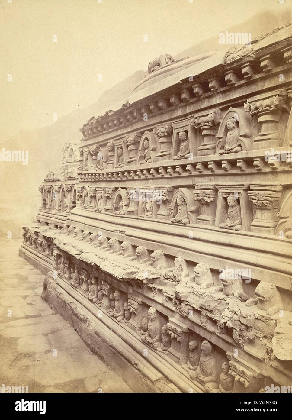Statues in niches hi-res stock photography and images - Alamy