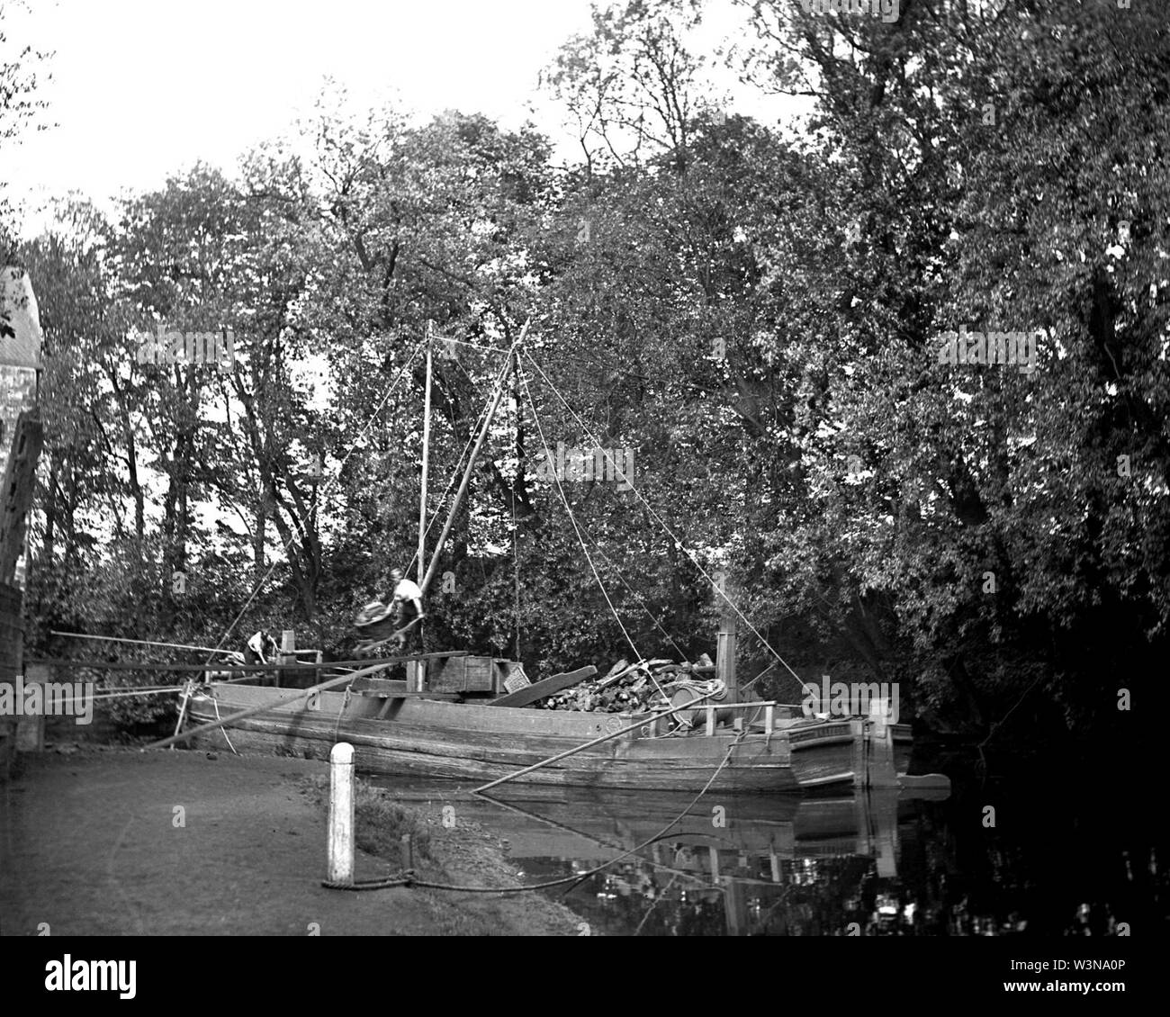 Coal unloading boat YORYM-S202 Stock Photo - Alamy