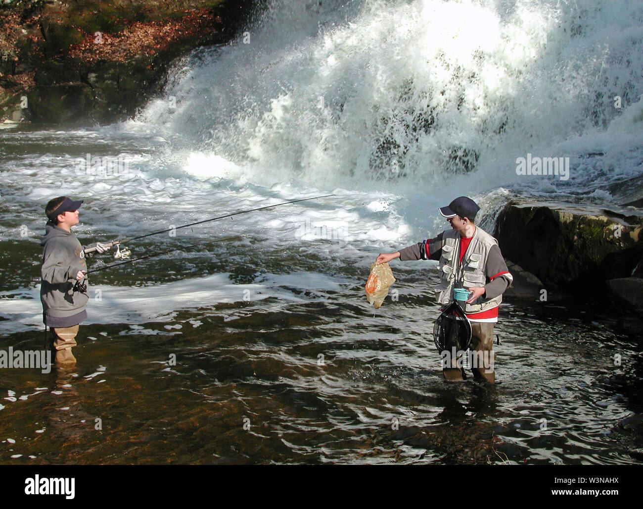 Teenagers cleaning up river hi-res stock photography and images - Alamy