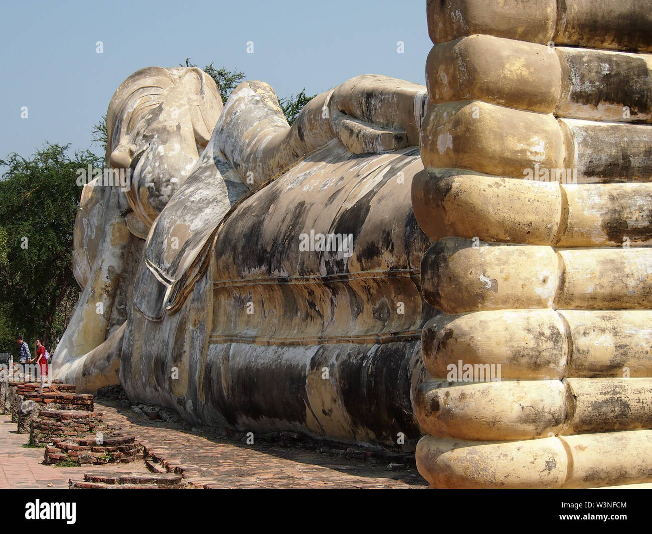 Wat lokaya sutha reclining buddha hi-res stock photography and images ...