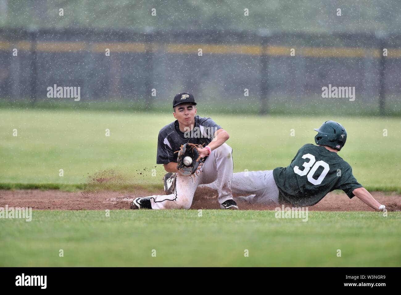 Stealing base baseball hi-res stock photography and images - Alamy