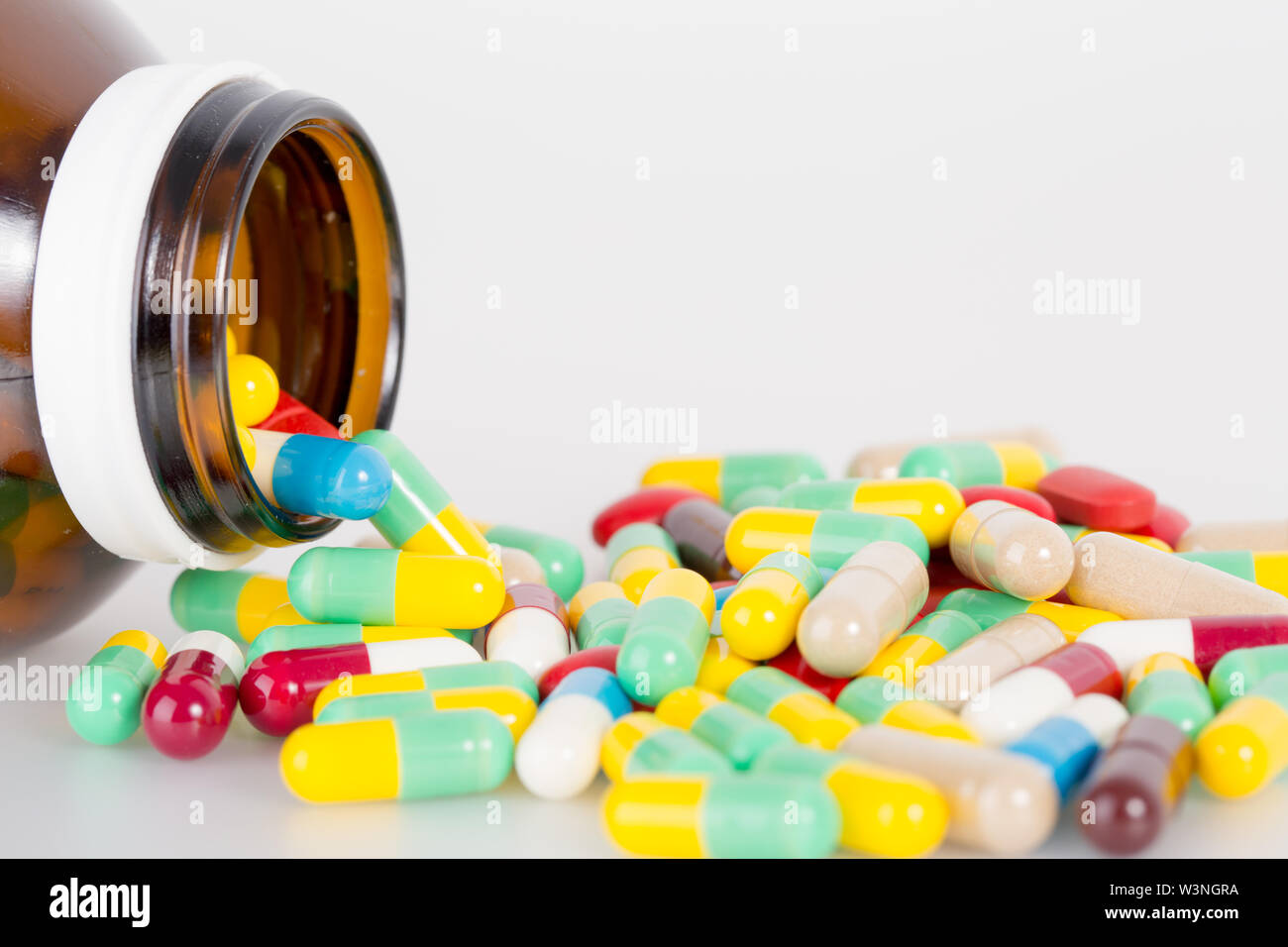 Medical bottle pouring hi-res stock photography and images - Alamy