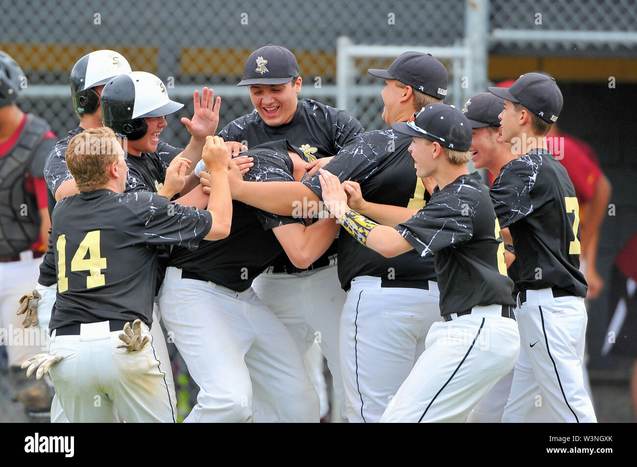 Team walk off hi-res stock photography and images - Alamy