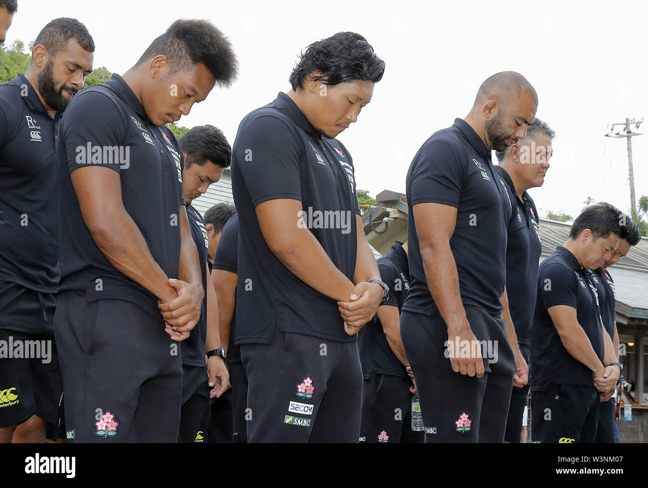 Japan's national rugby team prays at Omi shrine in Hyuga, Miyazaki ...