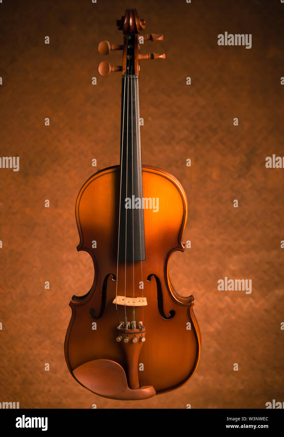 violin vintage in old steel background Stock Photo - Alamy