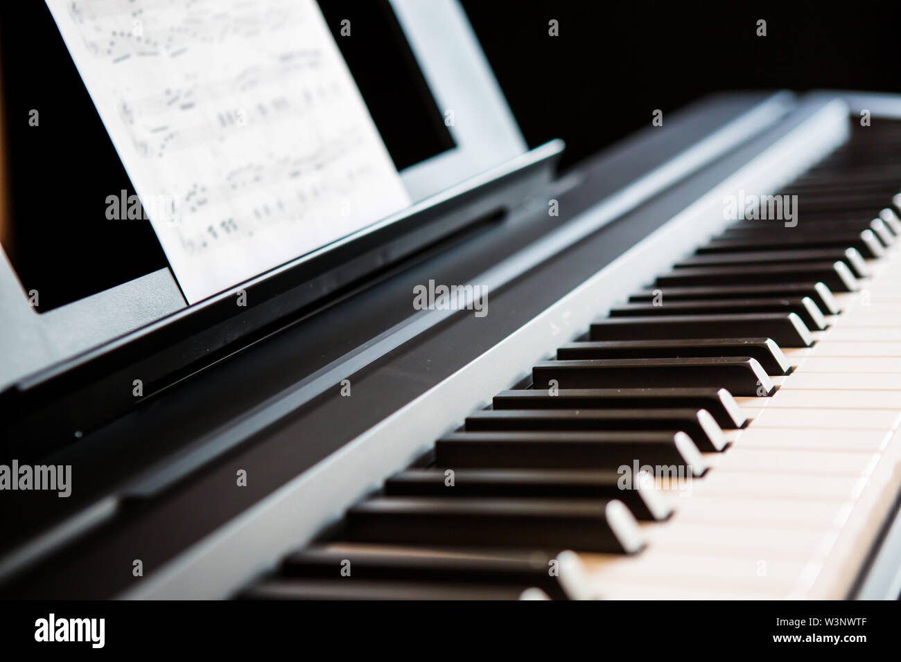 Close frontal view hi-res stock photography and images - Alamy