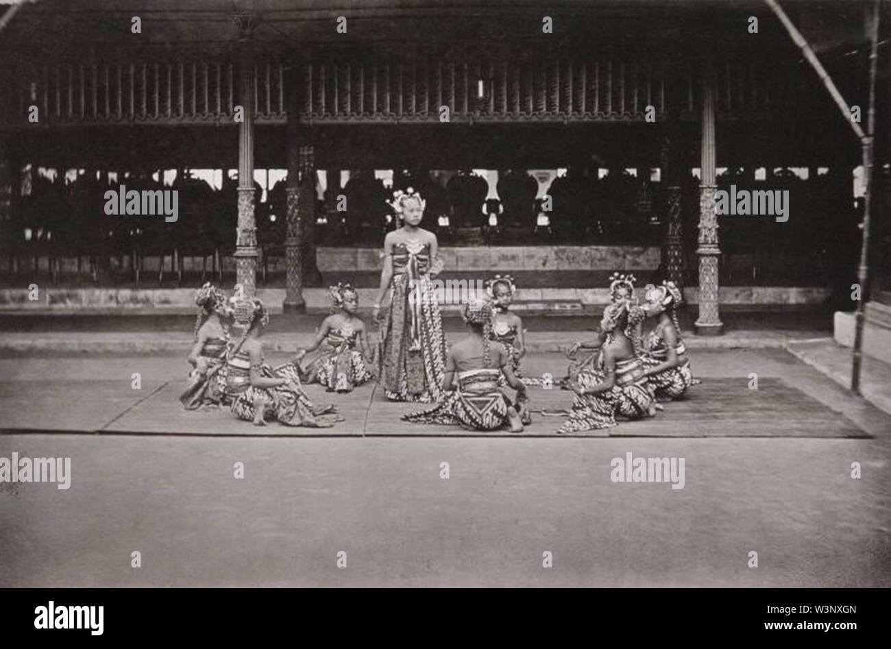 Bedoyo danseressen aan het hof van de Sultan van Jogjakarta Stock Photo ...