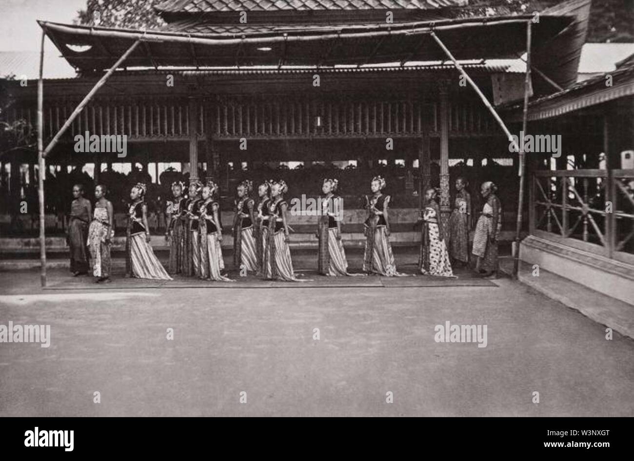 Bedoyo danseressen aan het hof van de Sultan van Jogjakarta Stock Photo ...