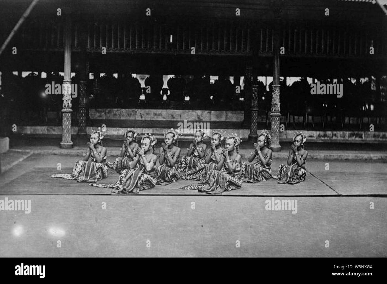 Bedoyo danseressen aan het hof van de Sultan van Jogjakarta Stock Photo ...