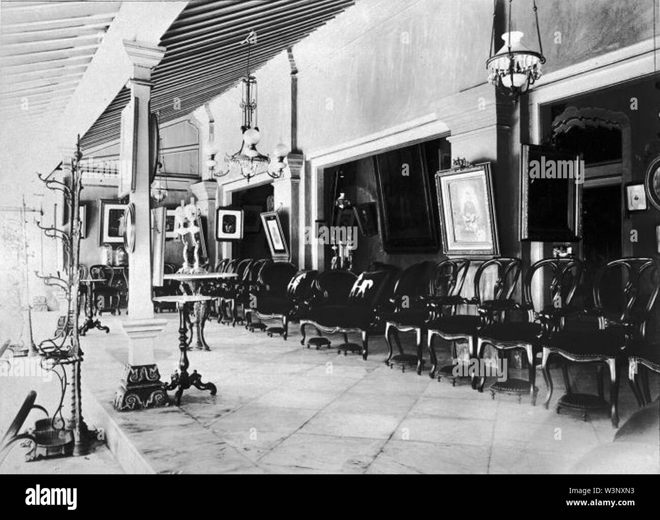 De voorgalerij van de audiëntiezaal Gedung Kuning in de kraton van ...