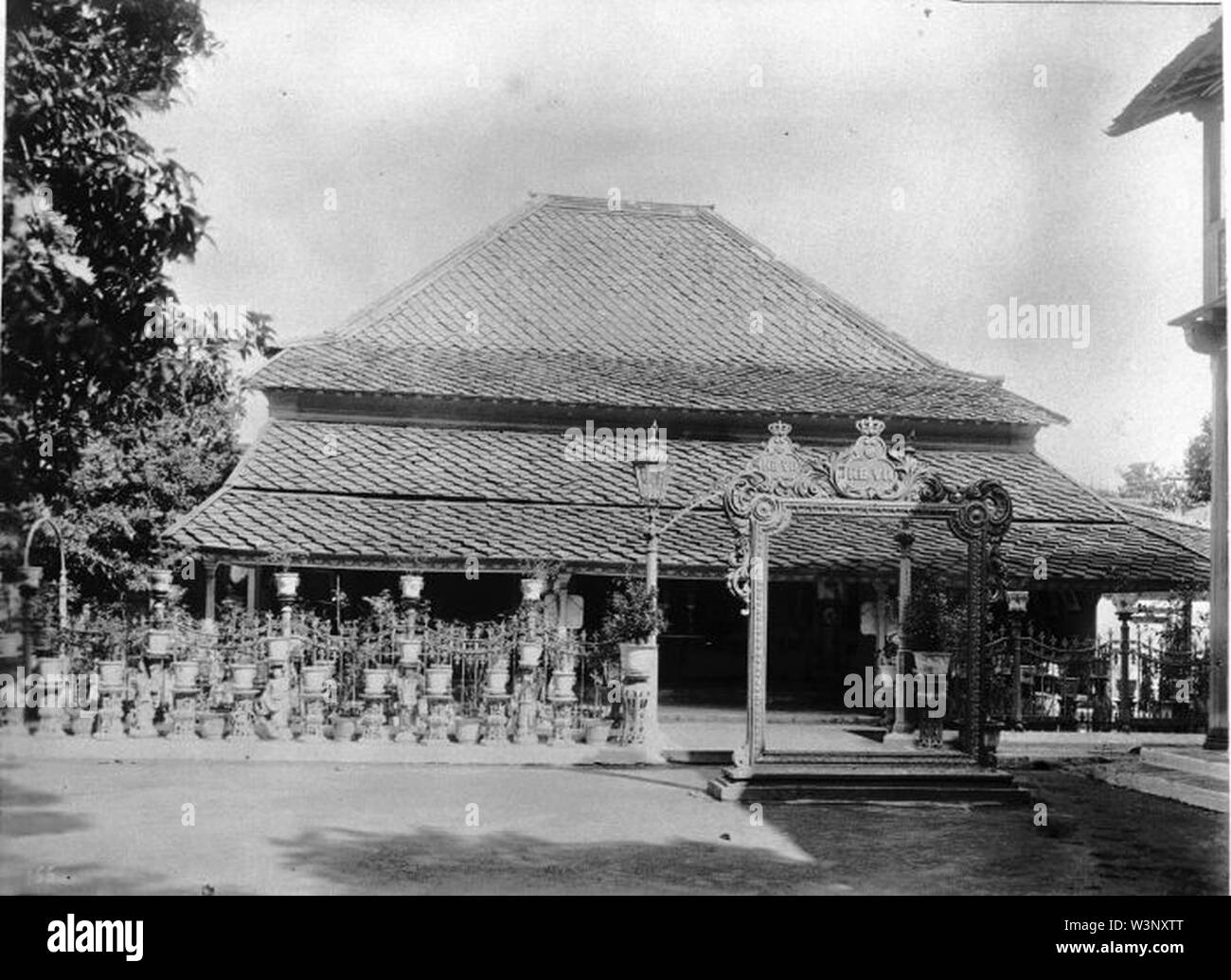 Het particuliere ontvangstgebouw Gedung Kuning in de kraton van Sultan ...