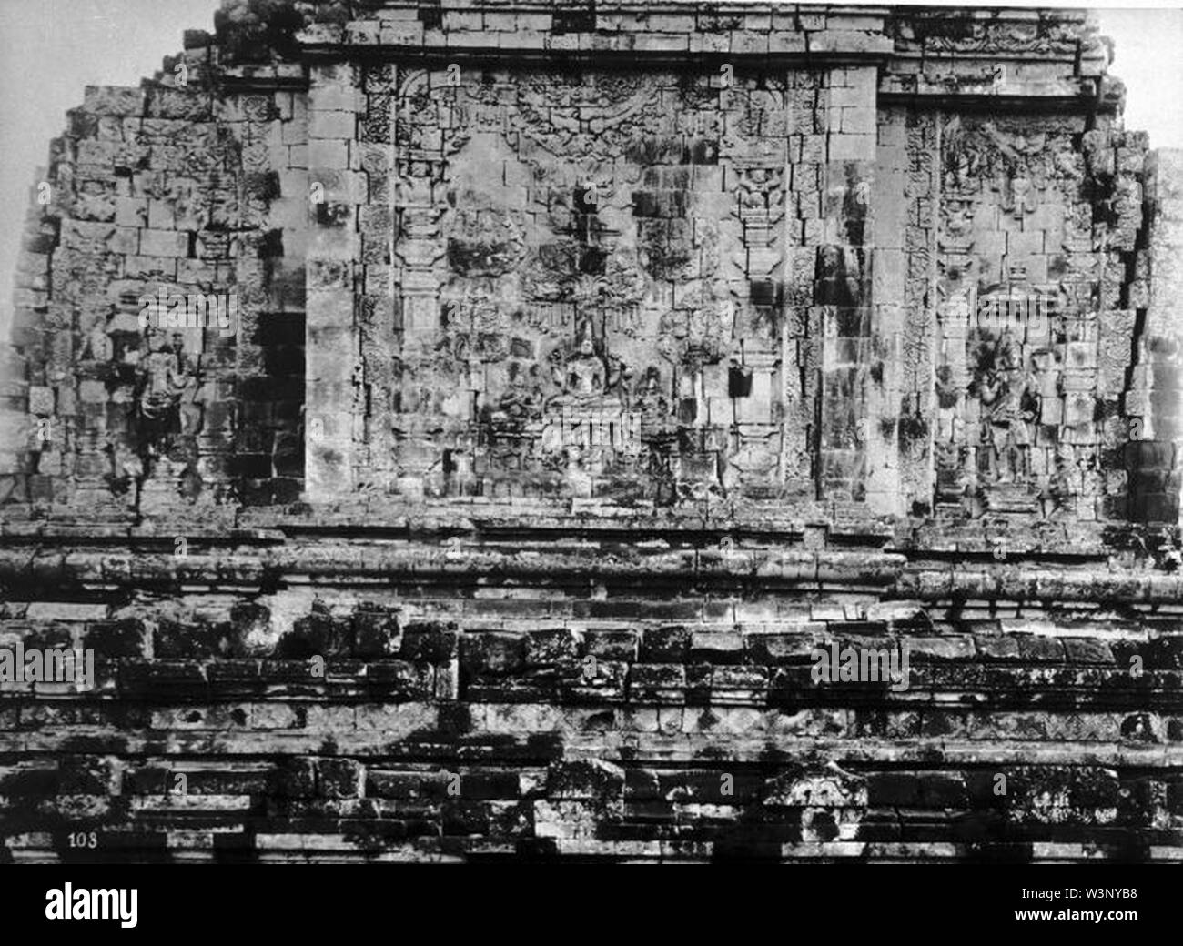 Reliëf op de binnenzijde van de zuidelijke muur van de tempel te ...