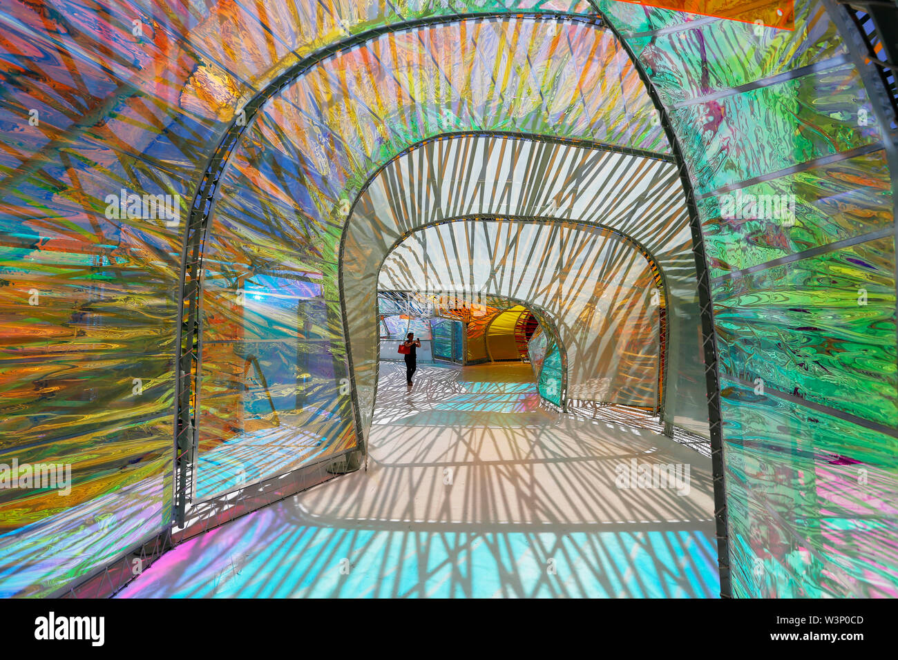 Los Angeles, The Serpentine Pavilion, rainbow tunnels of immersive ...