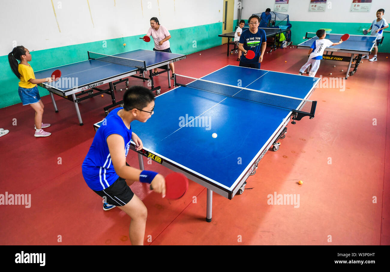 Kids playing table tennis hi-res stock photography and images - Alamy