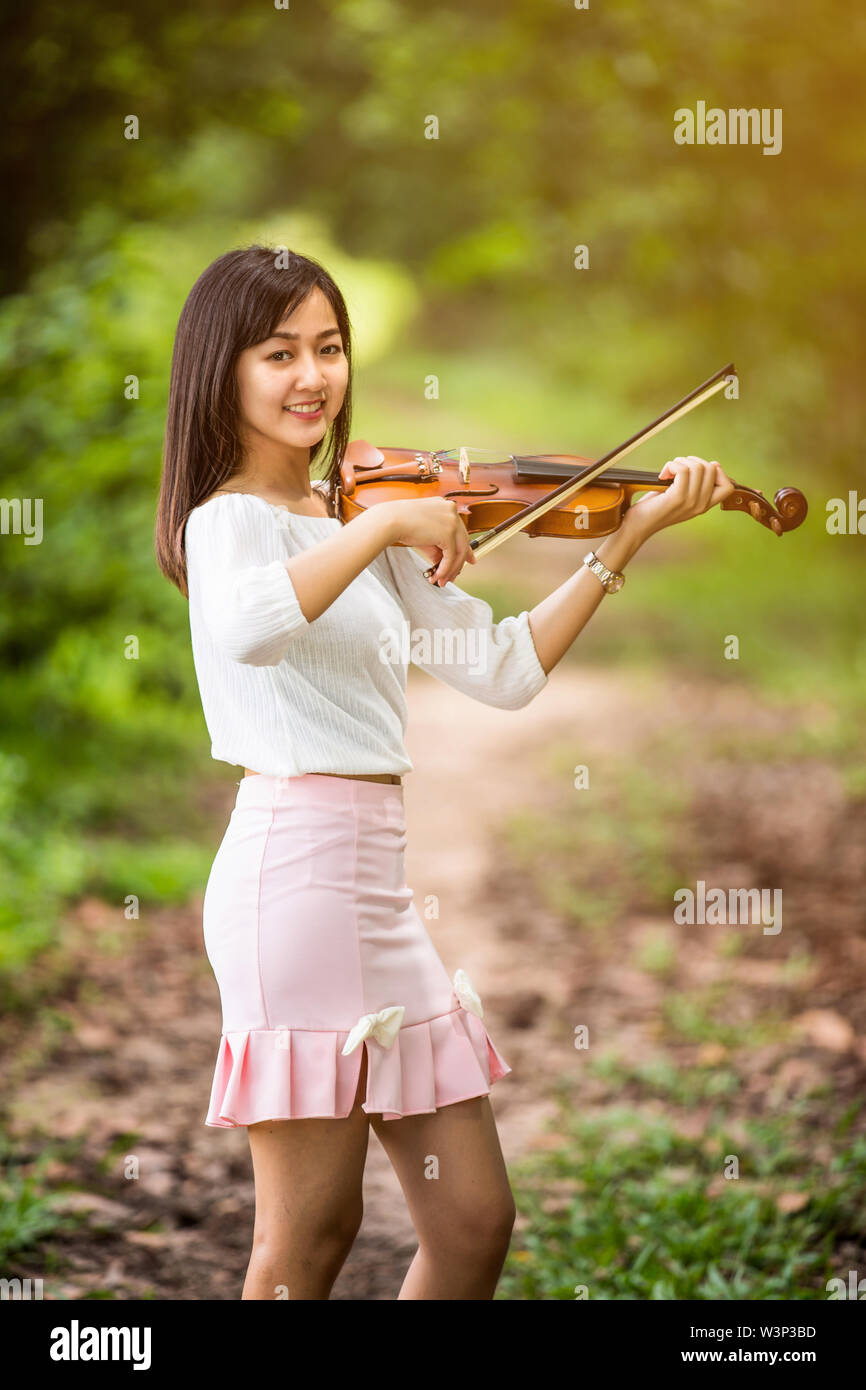 Female asian violinist playing violin hi-res stock photography and ...
