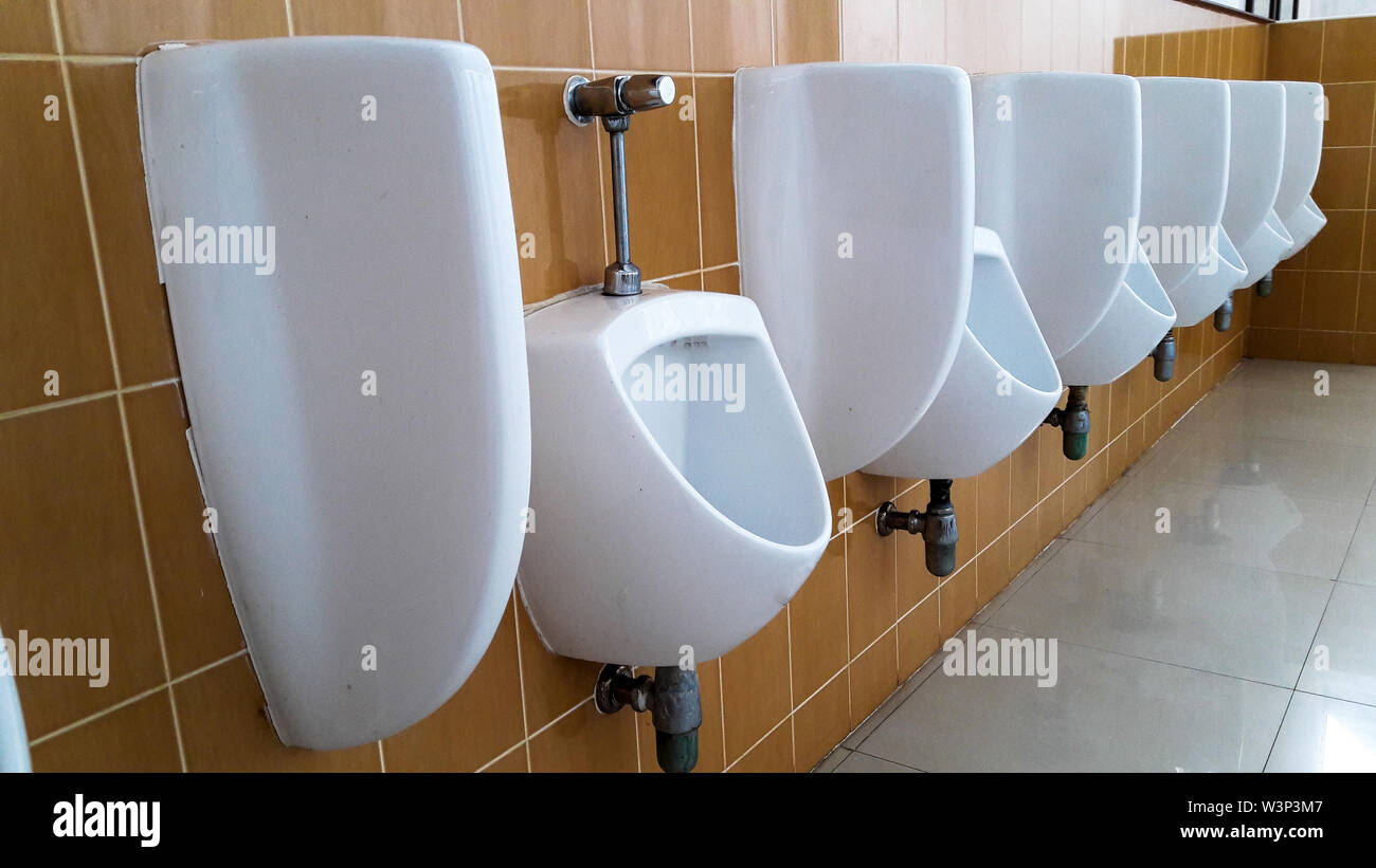 row of urinals men public toilet Stock Photo - Alamy