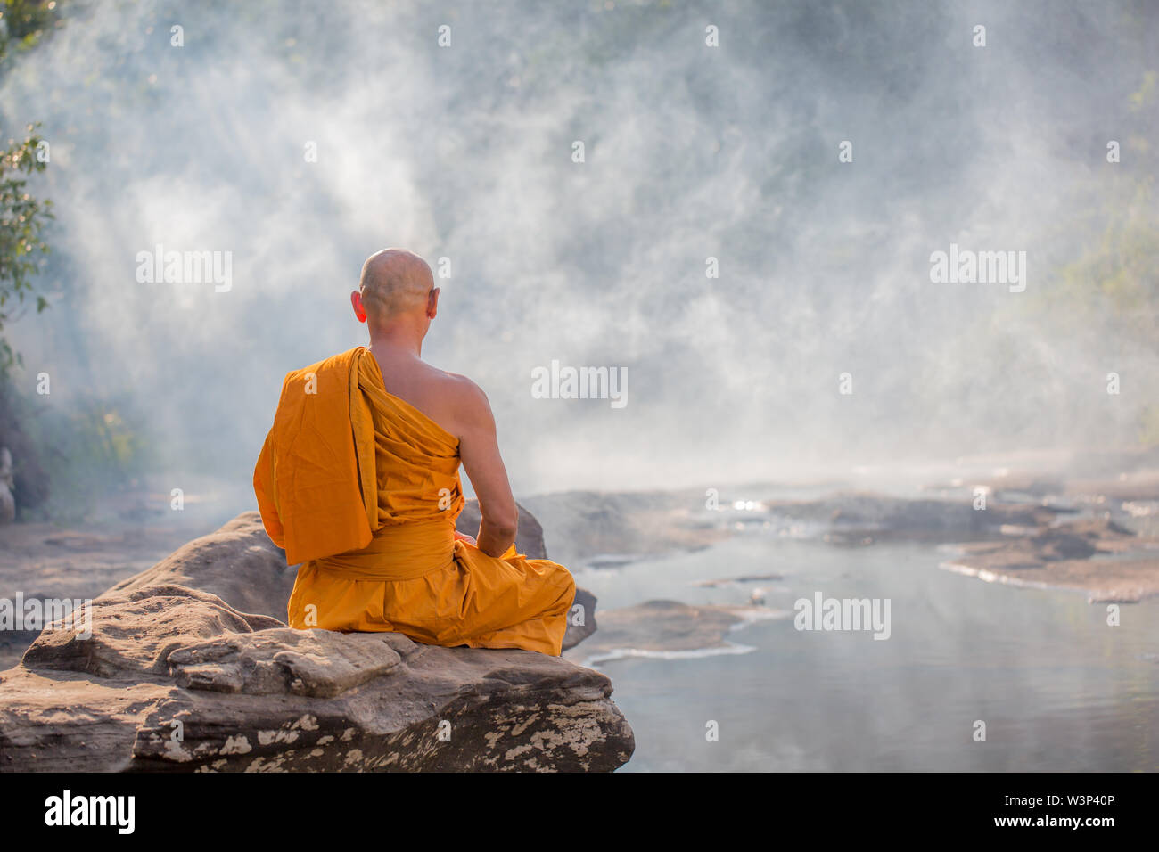 Monk meditating hi-res stock photography and images - Alamy