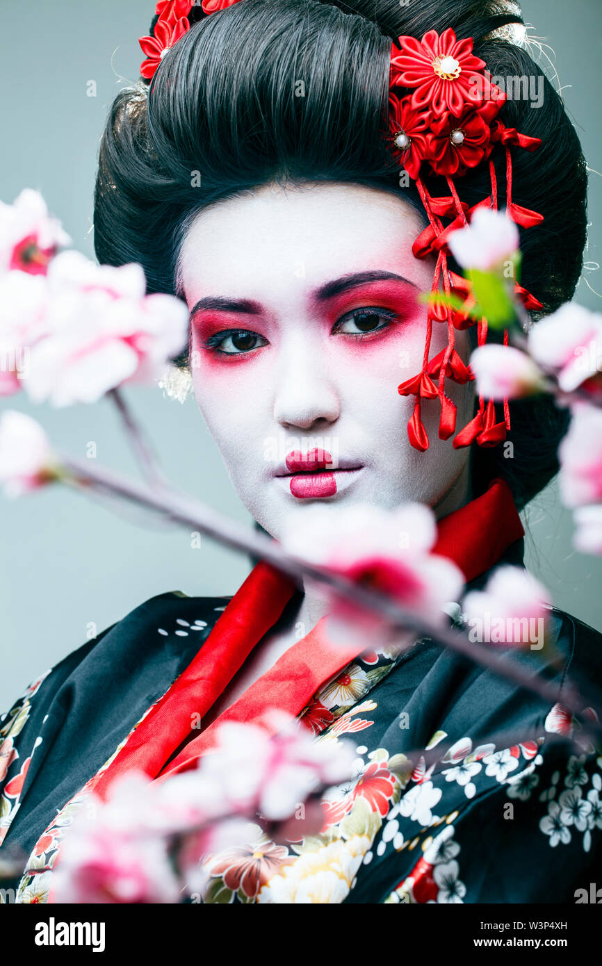 Beautiful young geisha sakura hi-res stock photography and images - Alamy