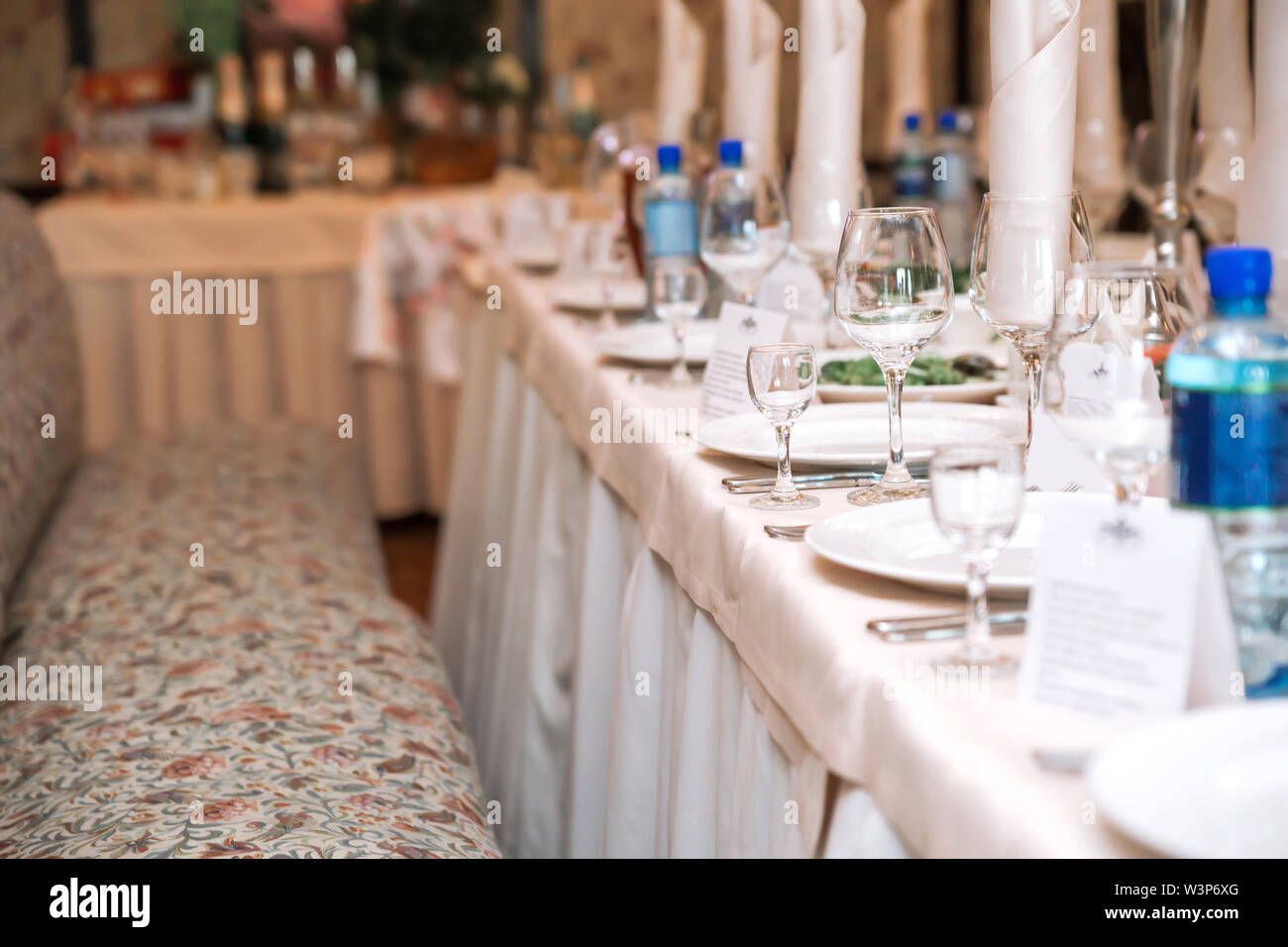 Elegant festive table setting in the restaurant Stock Photo - Alamy