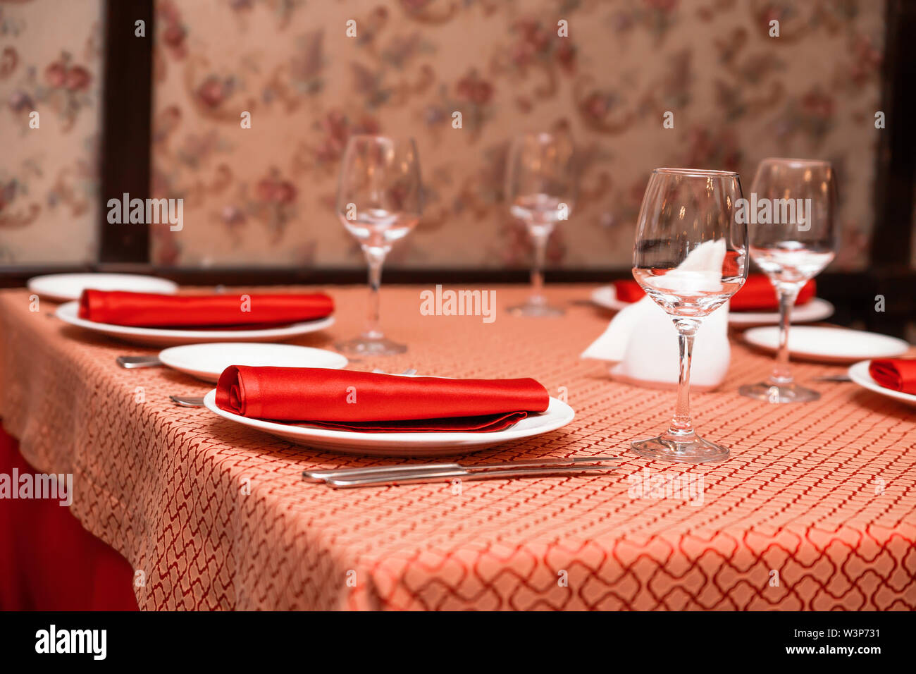 Silver service table setting hi-res stock photography and images - Alamy