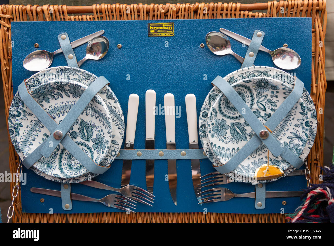 Old fashioned retro picnic set Stock Photo - Alamy