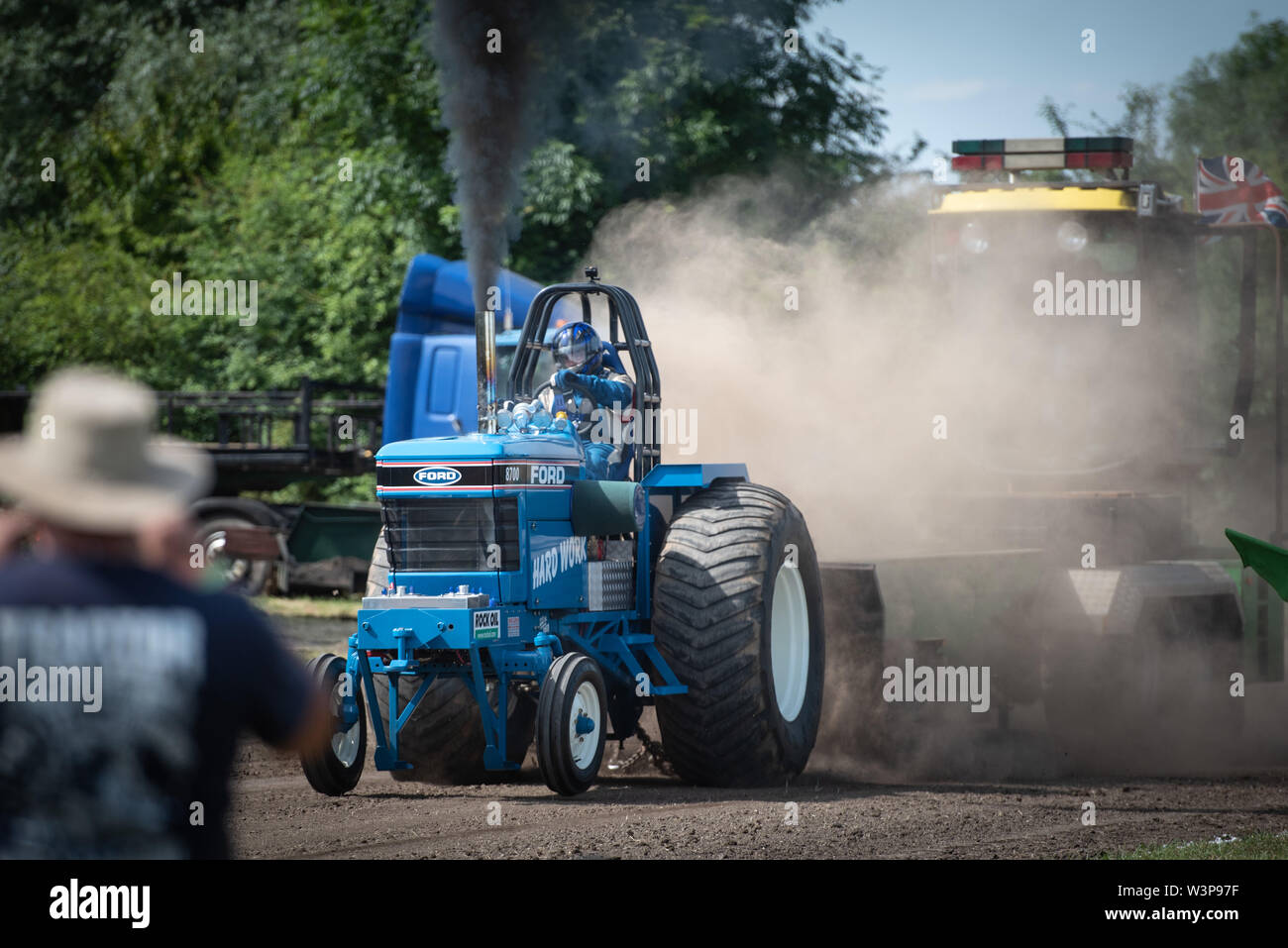 Tractor pulling competition hi-res stock photography and images - Alamy