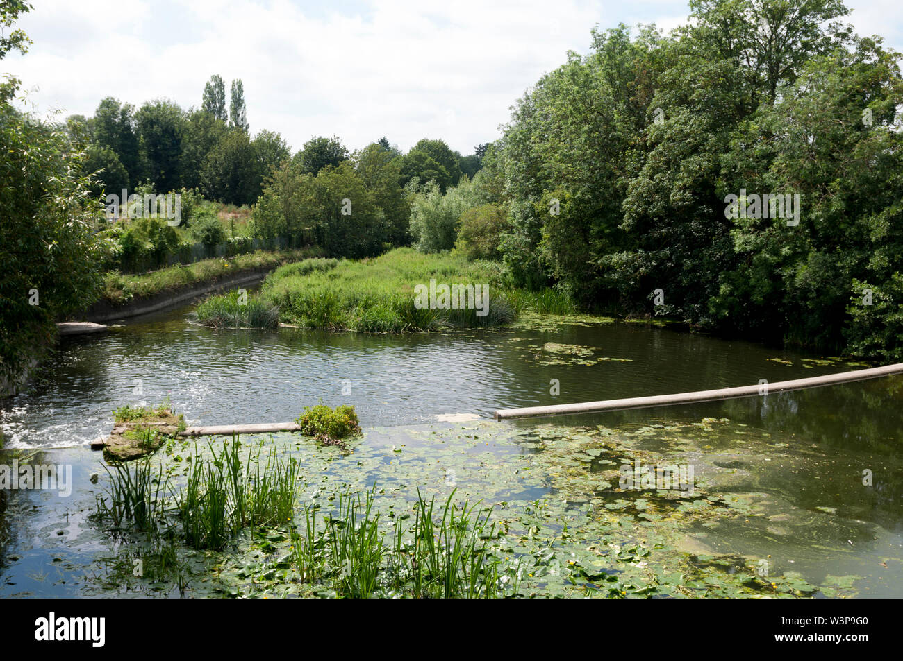The River Leam at Prince`s Drive weir, Leamington Spa, Warwickshire ...