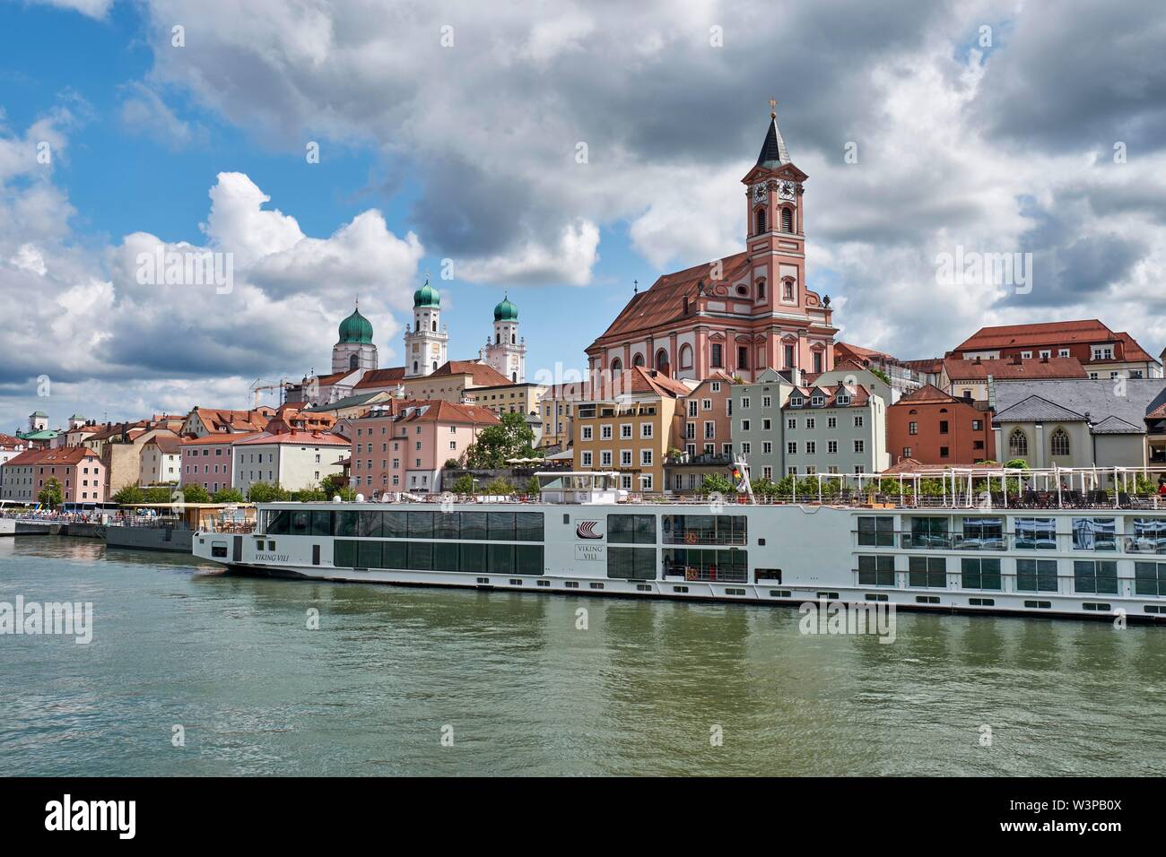 View over the Danube to a landing stage with river cruise ships, to the ...