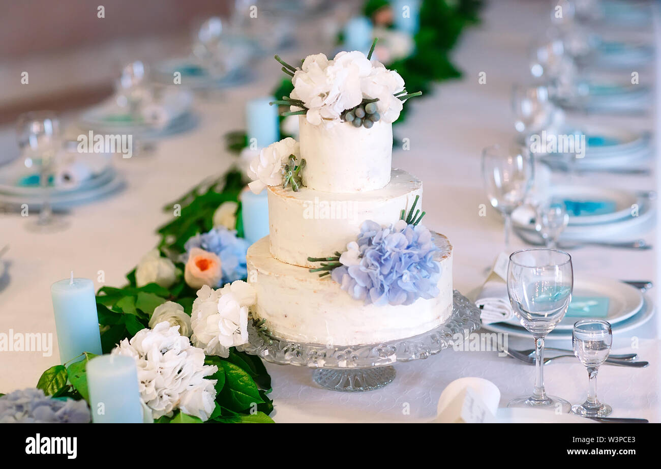Wedding cake on the white wedding table Stock Photo - Alamy