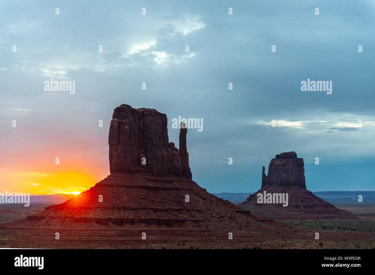 Sunrise over the famous mitten and merrick buttes of Monument Valley ...