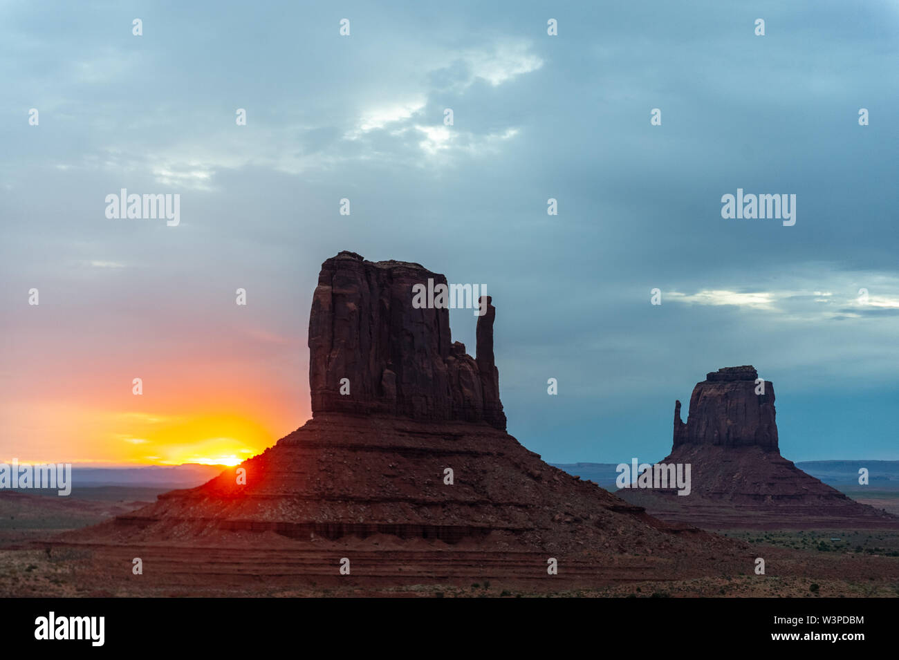 Sunrise over the famous mitten and merrick buttes of Monument Valley ...