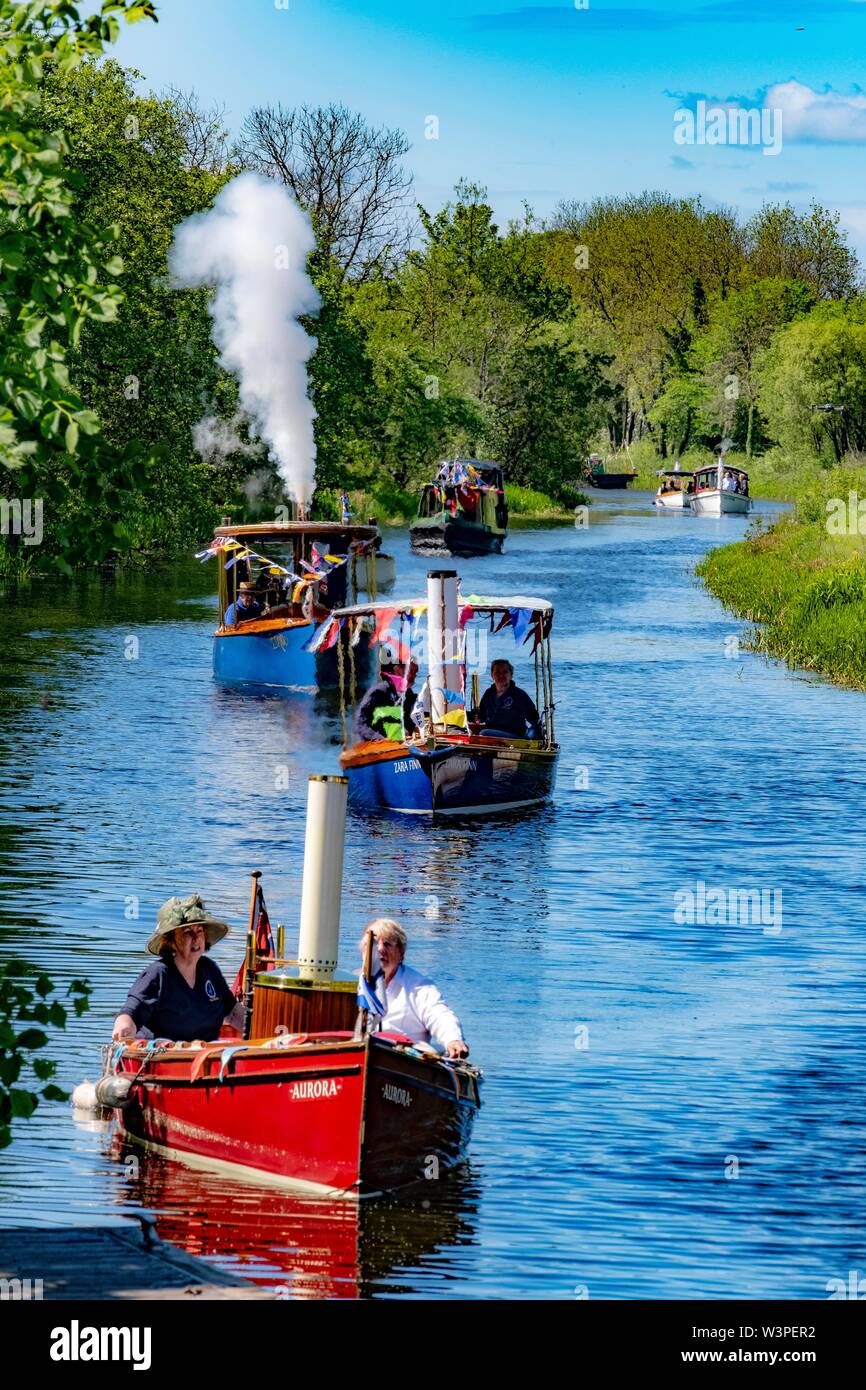 Boats, barges and canoes on Forth and Clyde Canal Stock Photo - Alamy