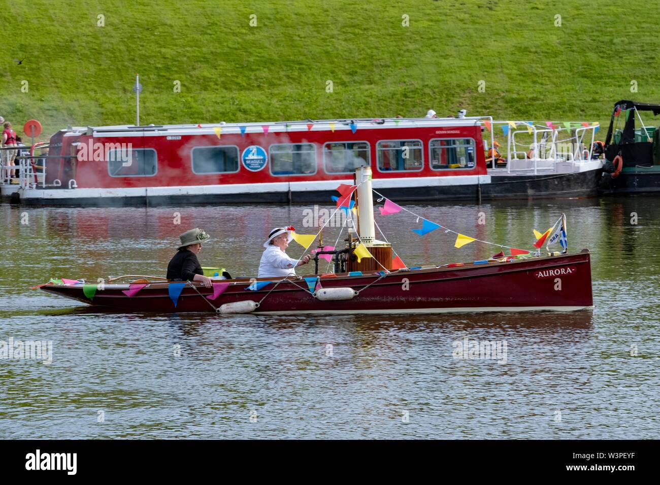 Boats, barges and canoes on Forth and Clyde Canal Stock Photo - Alamy