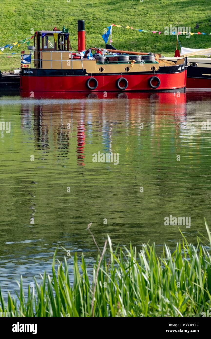 Boats, barges and canoes on Forth and Clyde Canal Stock Photo - Alamy