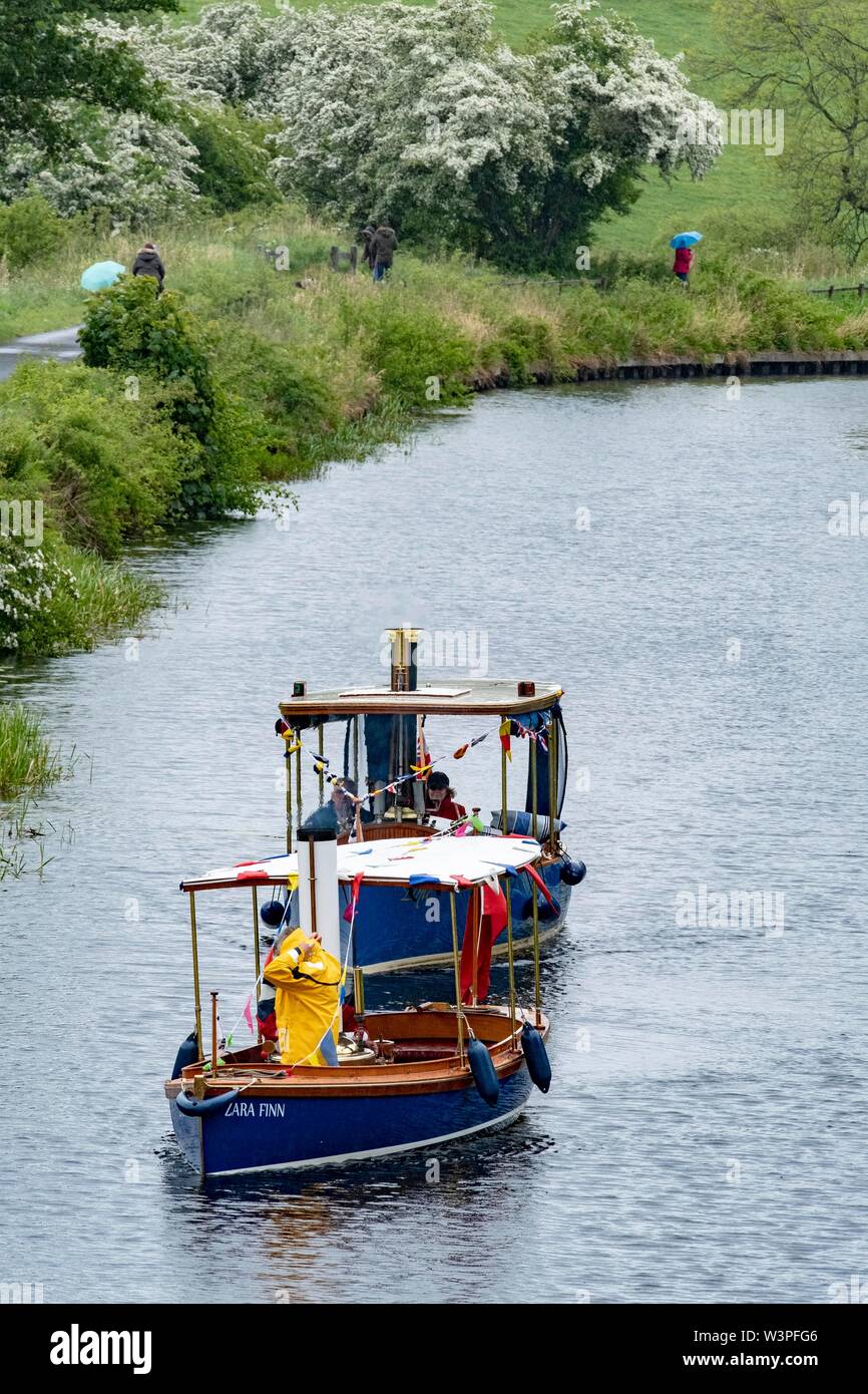 Boats, barges and canoes on Forth and Clyde Canal Stock Photo - Alamy