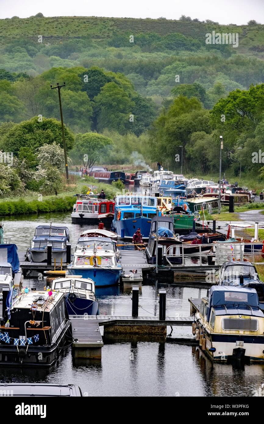 Boats, barges and canoes on Forth and Clyde Canal Stock Photo - Alamy
