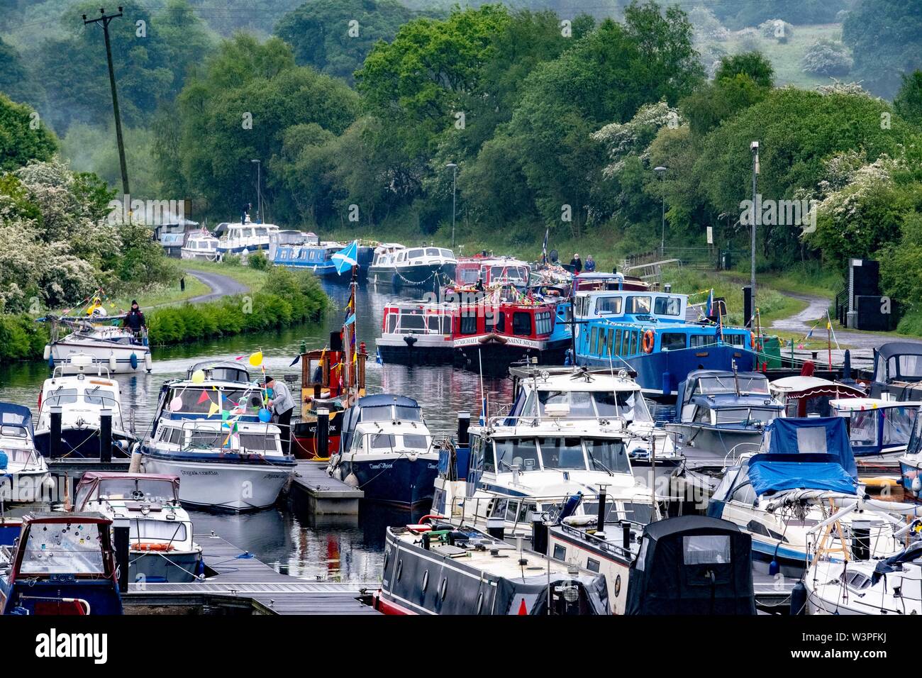Boats, barges and canoes on Forth and Clyde Canal Stock Photo - Alamy