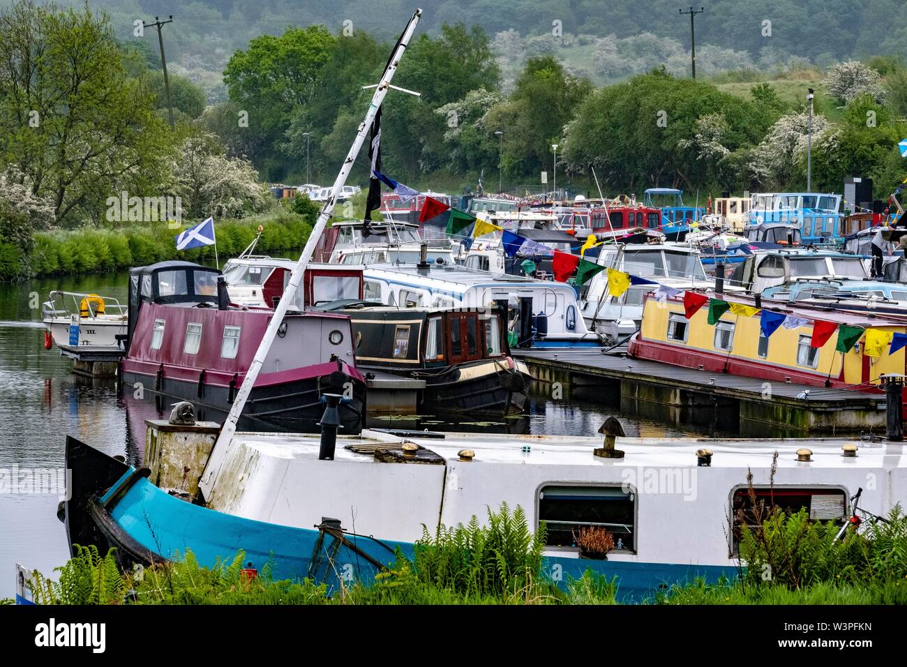 Boats, barges and canoes on Forth and Clyde Canal Stock Photo - Alamy