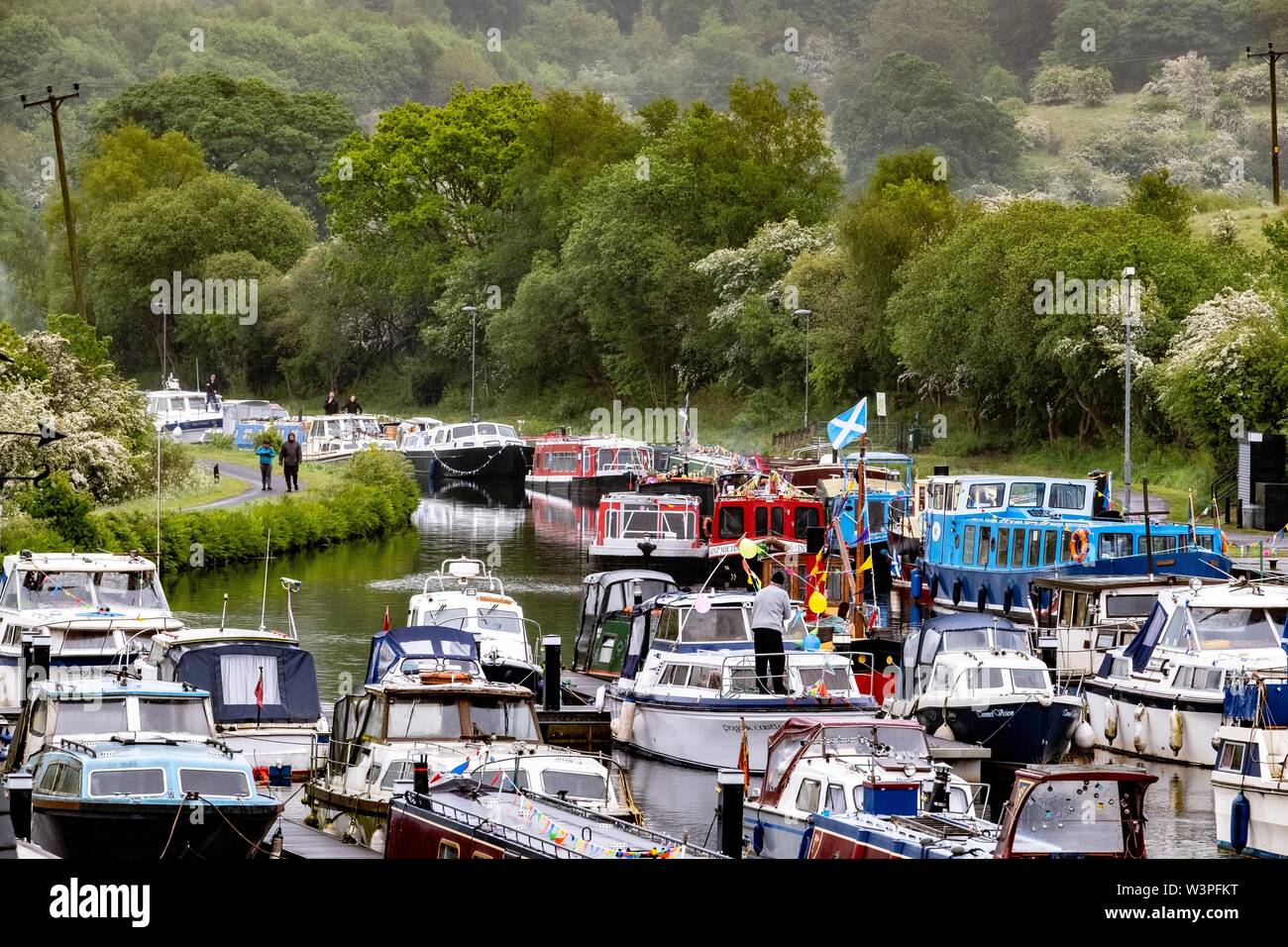 Boats, barges and canoes on Forth and Clyde Canal Stock Photo - Alamy
