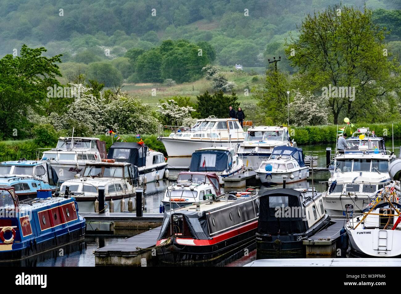 Boats, barges and canoes on Forth and Clyde Canal Stock Photo - Alamy