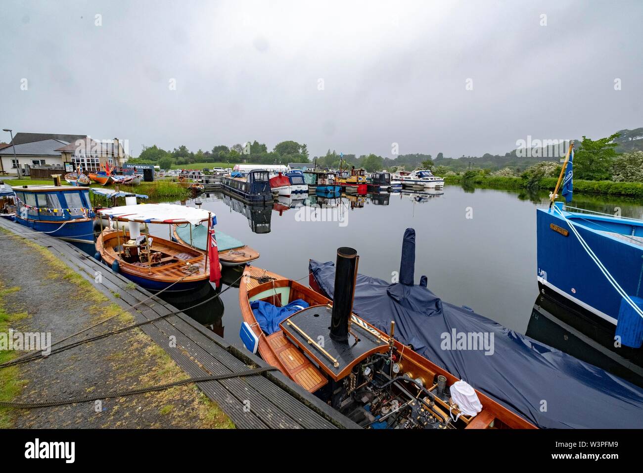 Boats, barges and canoes on Forth and Clyde Canal Stock Photo - Alamy