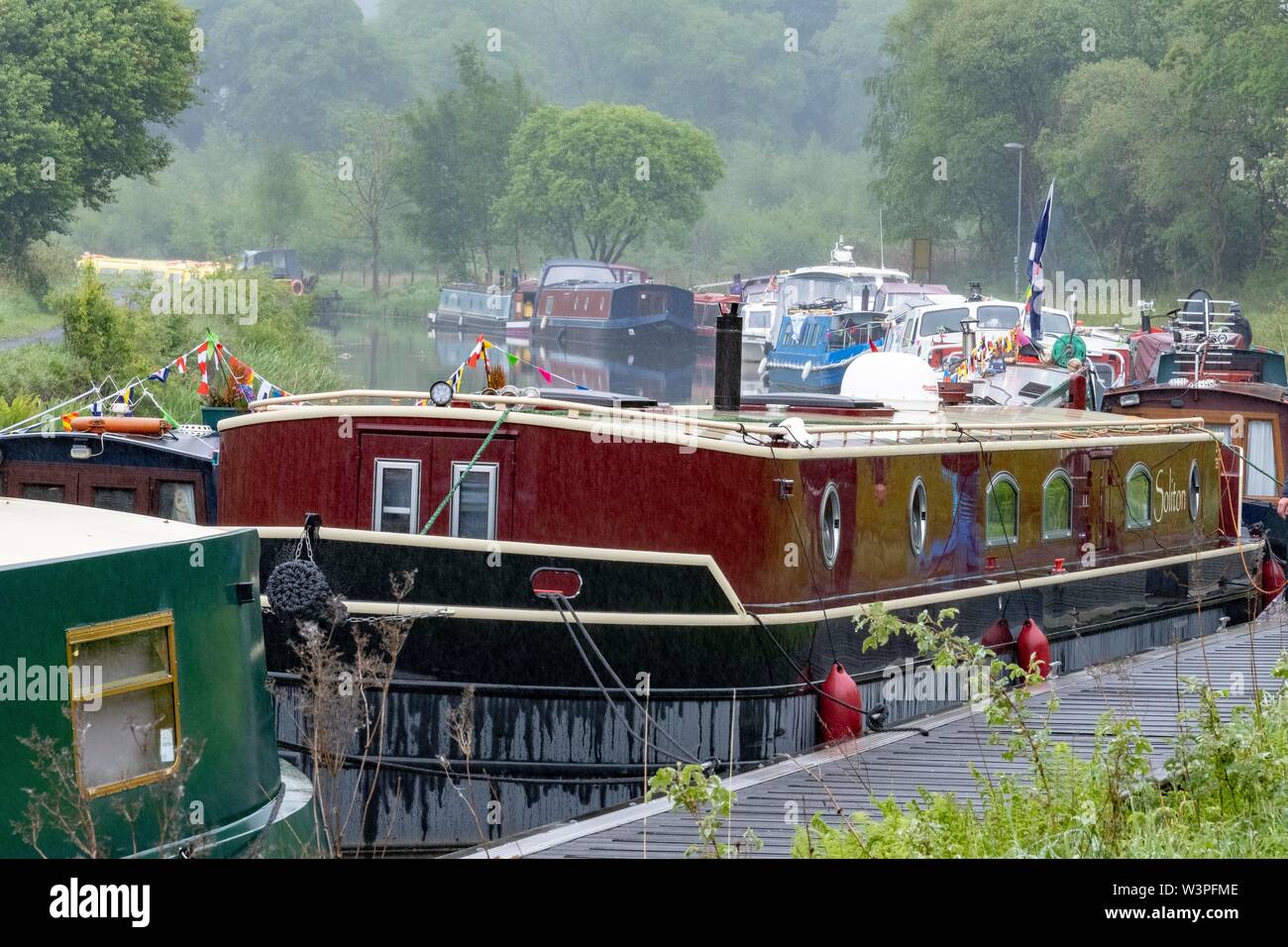 Boats, barges and canoes on Forth and Clyde Canal Stock Photo - Alamy