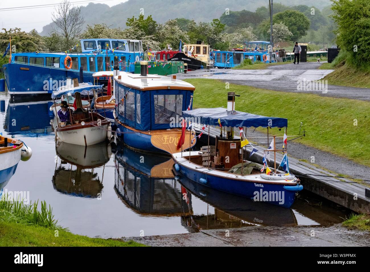 Boats, barges and canoes on Forth and Clyde Canal Stock Photo - Alamy