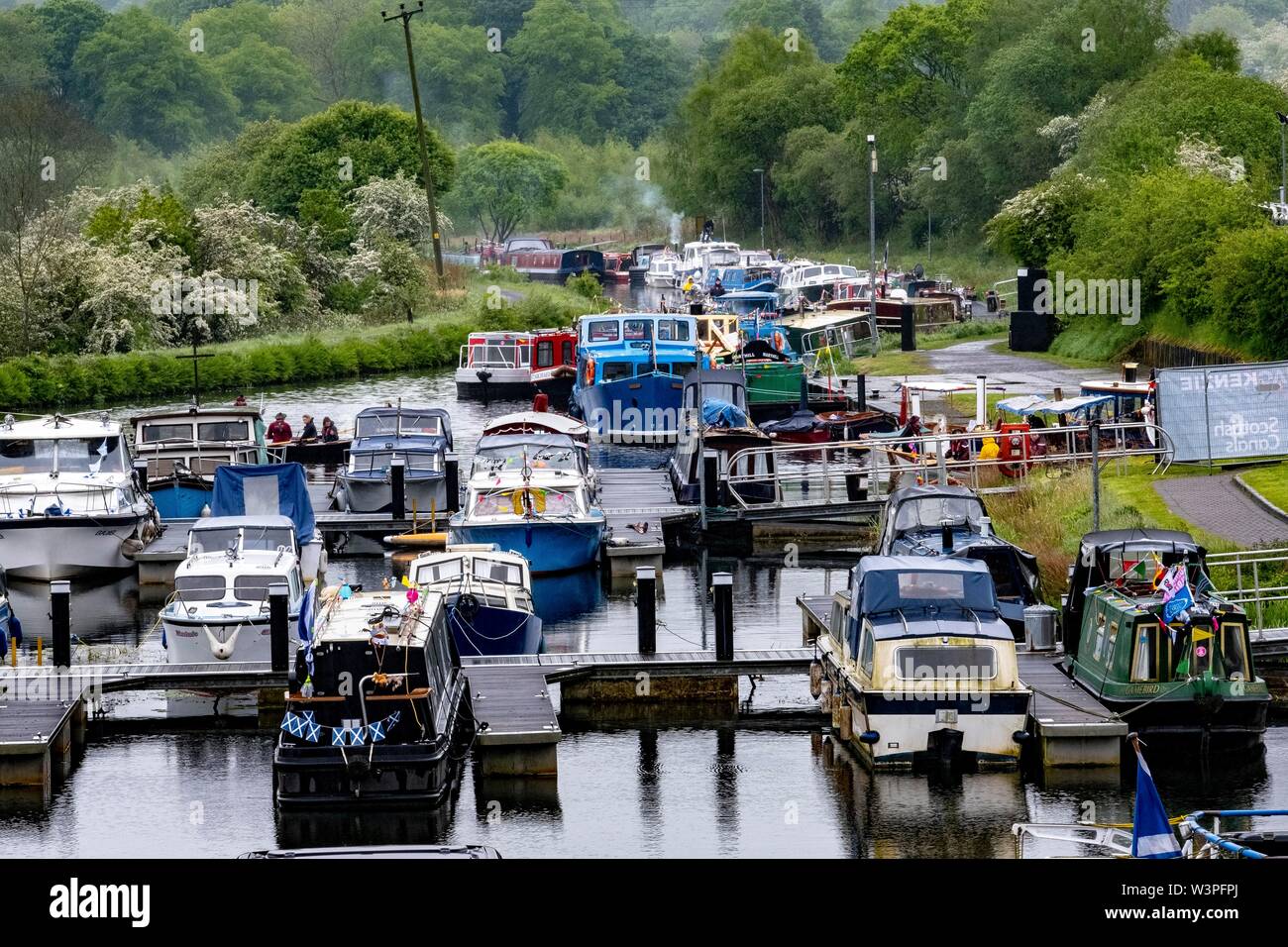 Boats, barges and canoes on Forth and Clyde Canal Stock Photo - Alamy