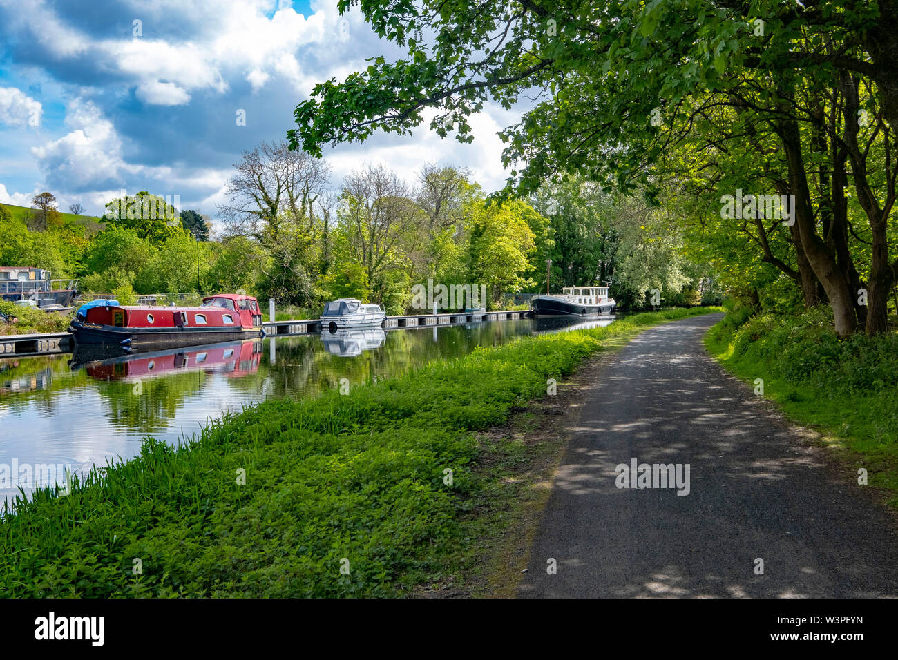 Boats, barges and canoes on Forth and Clyde Canal Stock Photo - Alamy
