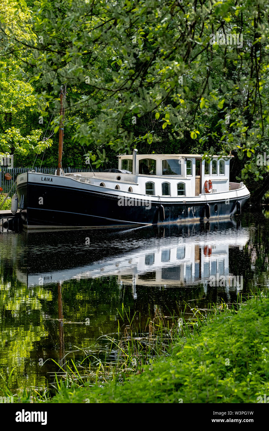 Boats, barges and canoes on Forth and Clyde Canal Stock Photo - Alamy