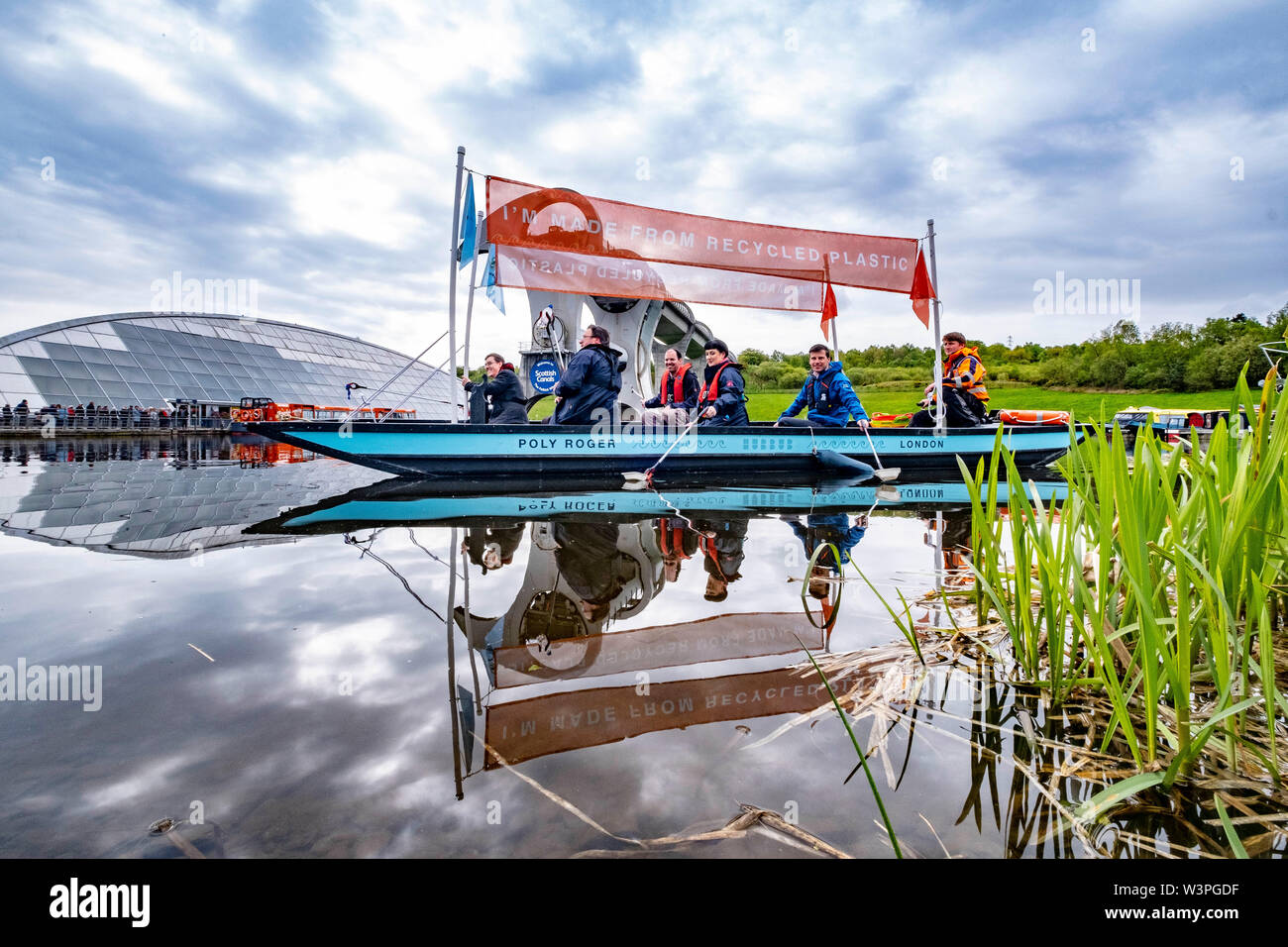 Volunteers picking up litter along canal bank Stock Photo - Alamy