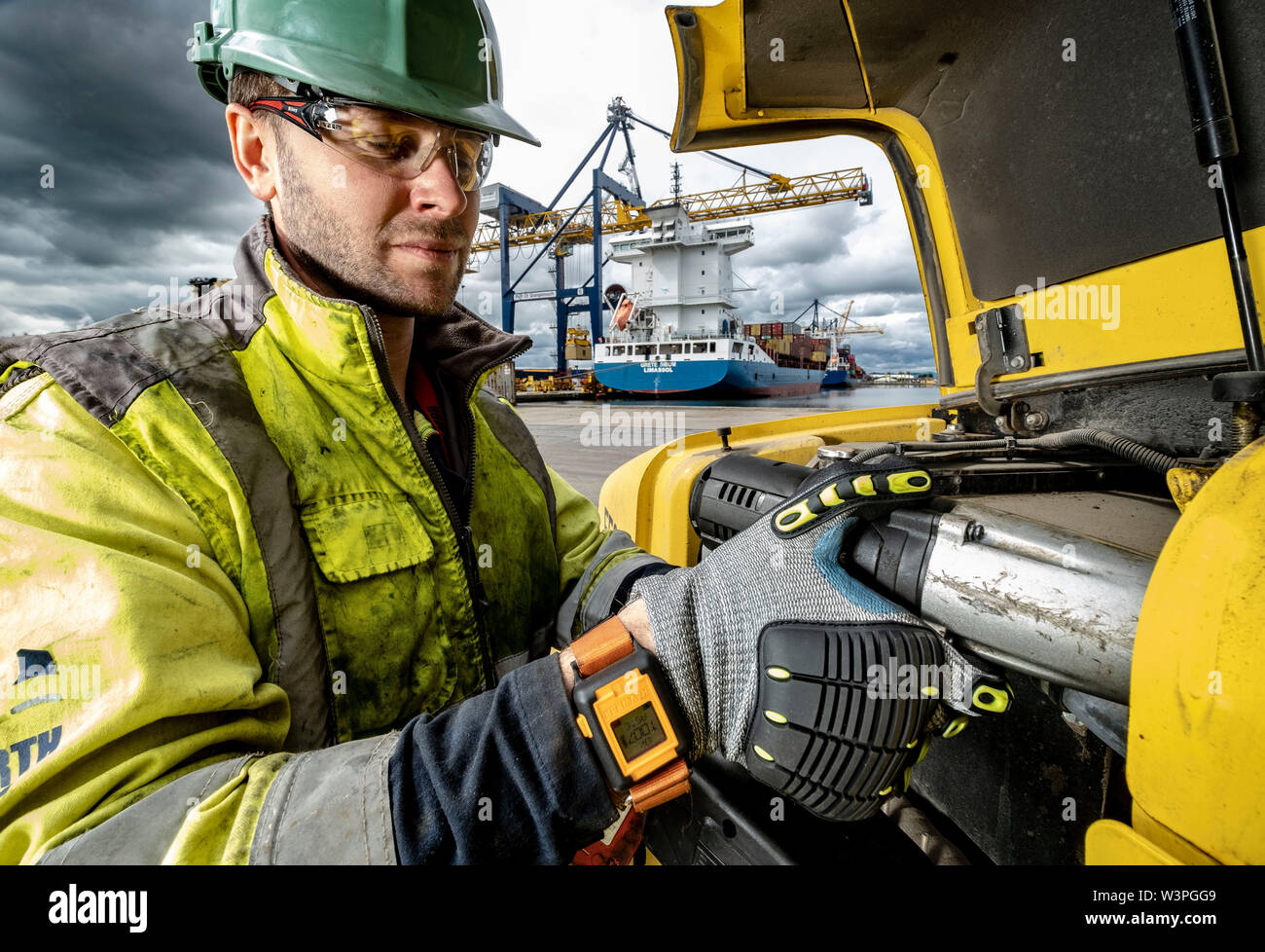 Skilled workers using power tools Stock Photo - Alamy
