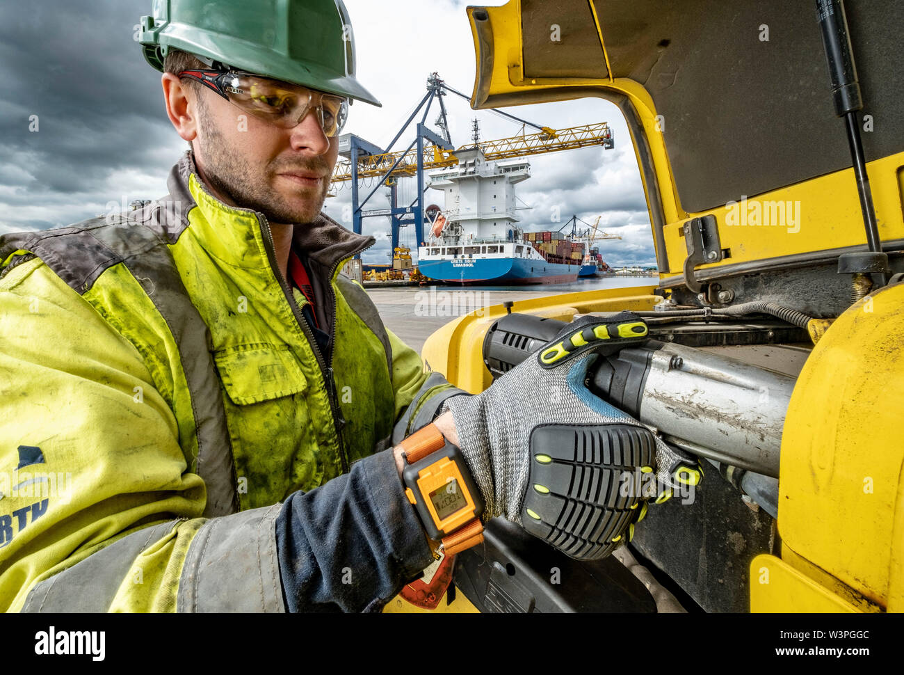 Skilled workers using power tools Stock Photo - Alamy