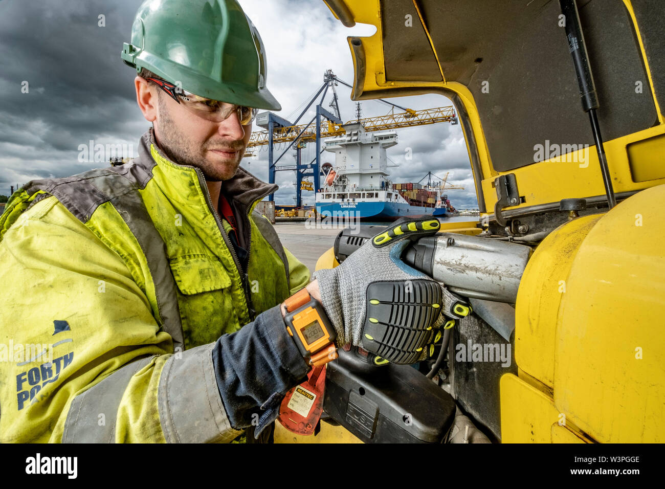 Using tool tools hi-res stock photography and images - Alamy